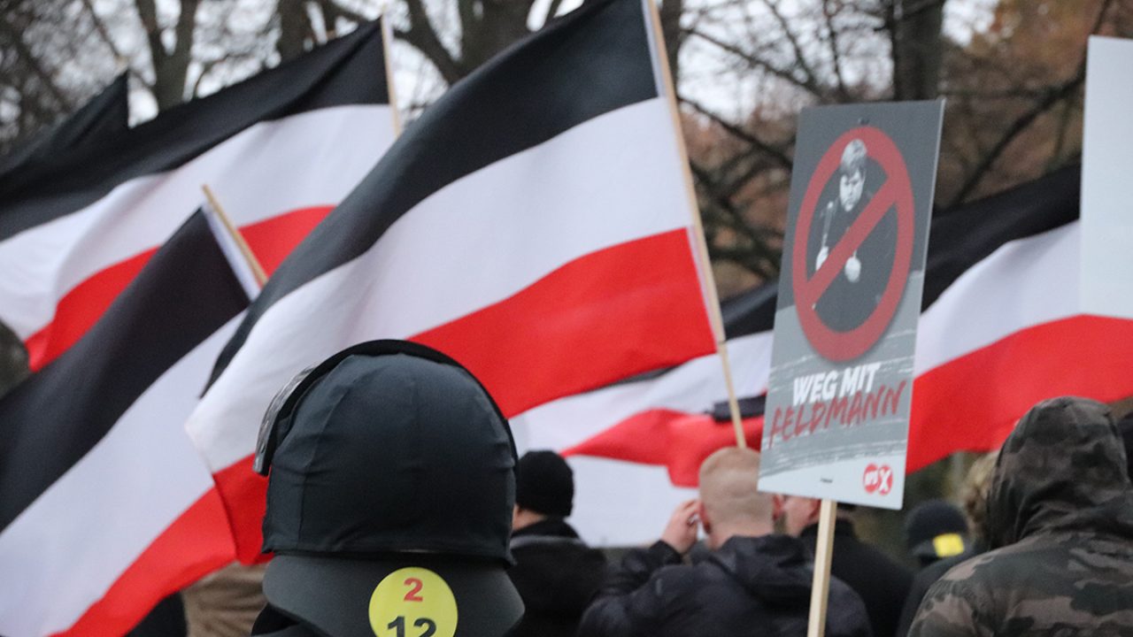 NPD-Demo gegen die Presse: 8.000 Demonstrant*innen gegen 100 Neonazis ...