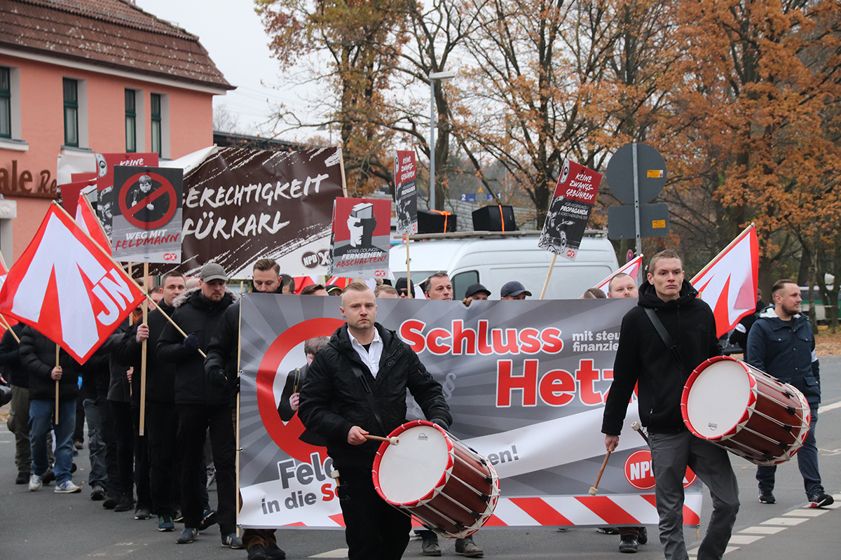 NPD-Demo gegen die Presse: 8.000 Demonstrant*innen gegen 100 Neonazis ...